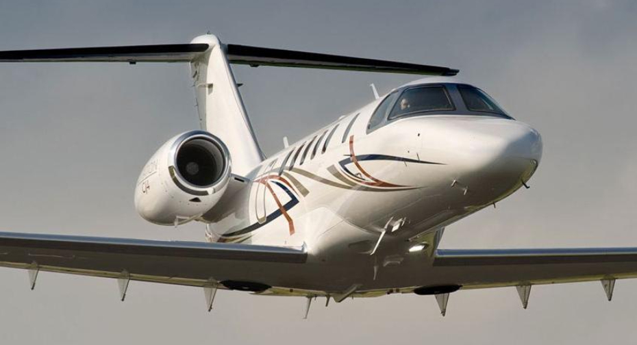 Chartering a Private Jet Vs Flying Commercially – The Ultimate Guide ...